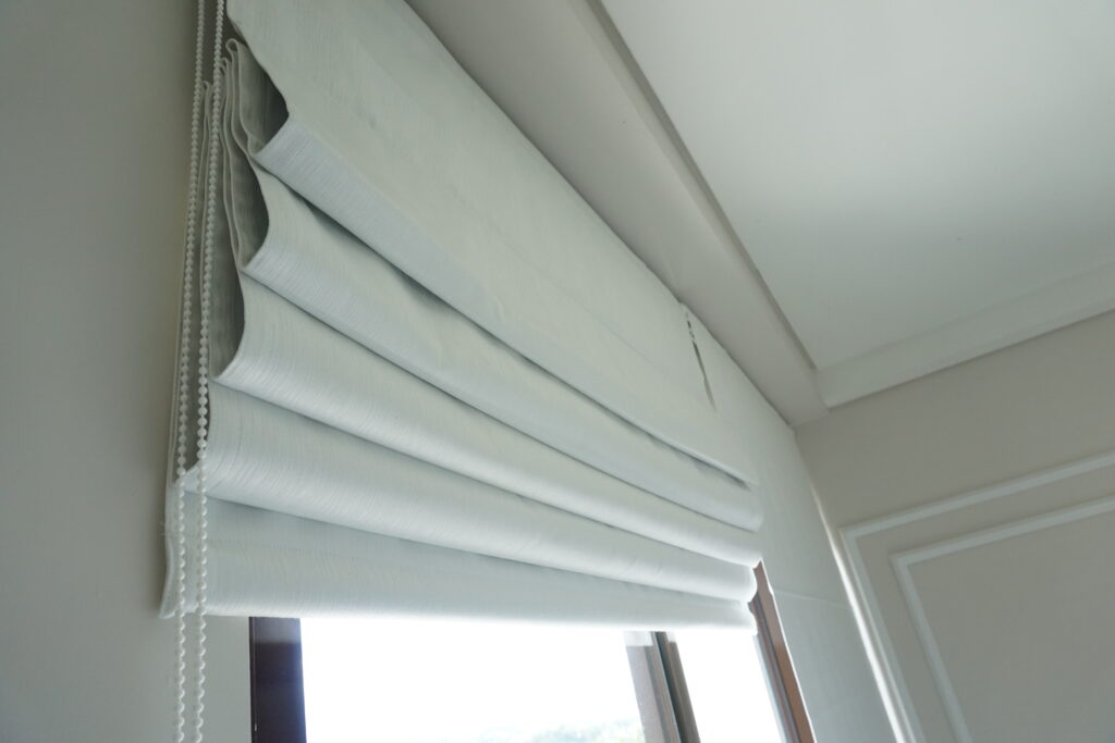 Perbedaan Menarik antara Roman Shade Blinds dan Roman Bars Blinds ...